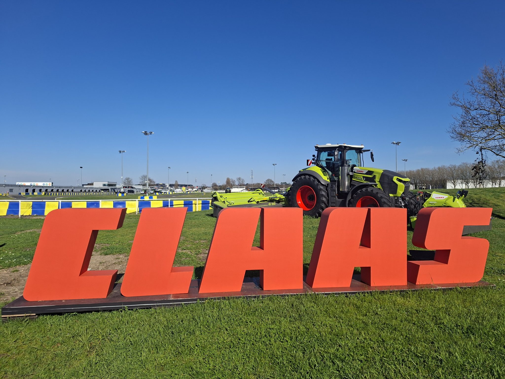 Preizkus traktorjev Claas na legendarnem dirkališču Le Mans | Kmečki Glas
